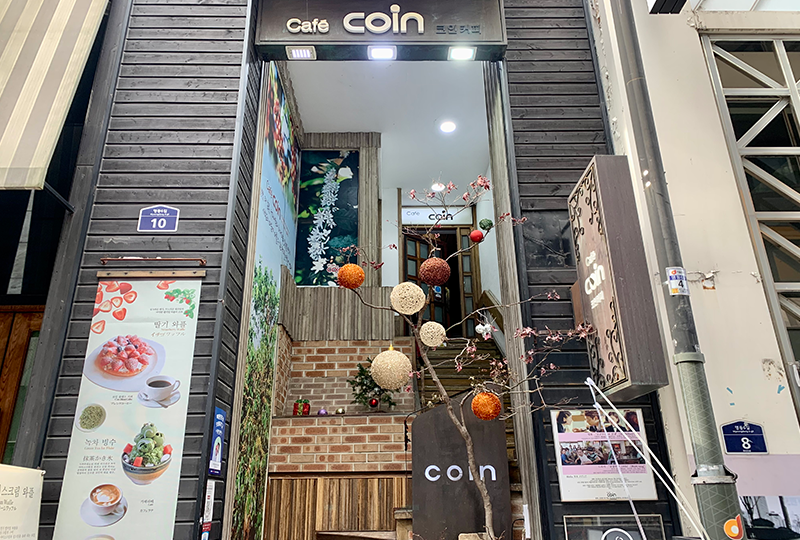 Creatrip: Cafe Coin chi nhánh số 1: Quán cafe mang màu cổ điển ở Myeongdong