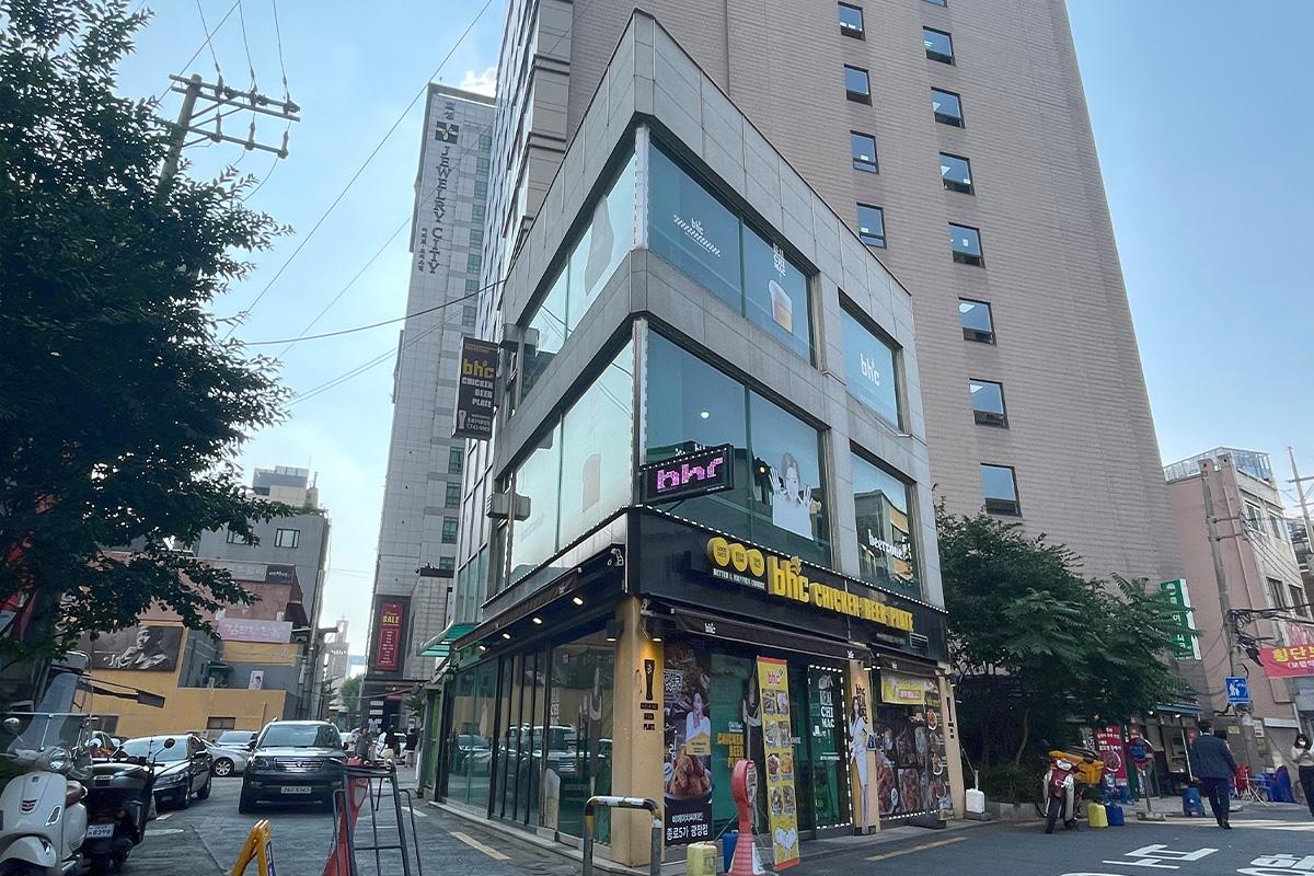 鍾路 グルメ店│BHC 鍾路5街広場店 - ソウル/韓国 (Creatrip)
