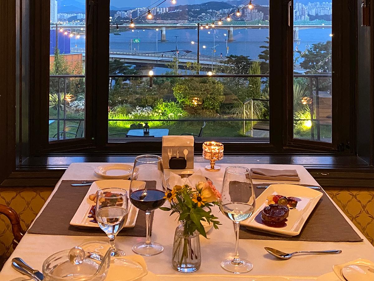 Creatrip: I.O.U | Han River Restaurant - Seoul/Korea (Travel Guide)