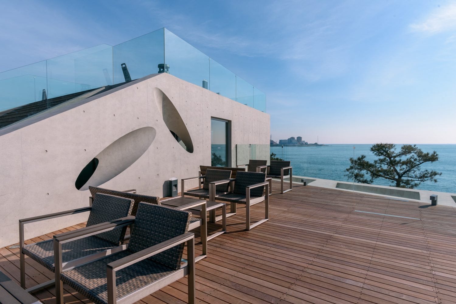 Creatrip | Busan Oceanview Rooftop Cafe | WAVEON COFFEE