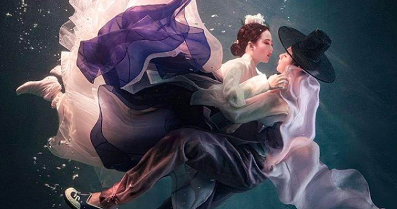 เทรนด์การถ่ายรูปแบบใหม่ในเกาหลี: สตูดิโอถ่ายรูปใต้น้ำ - โซล/เกาหลี (Creatrip)