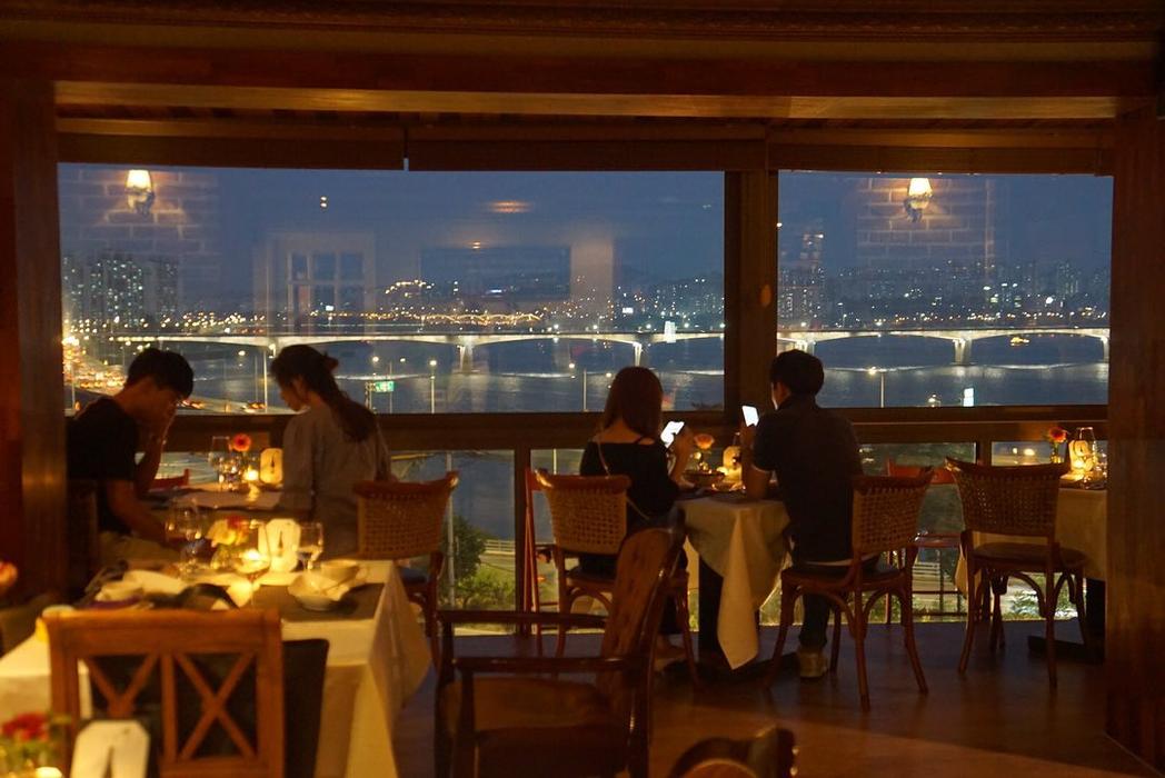 I.O.U | Han River Restaurant - Seoul/Korea (Creatrip)