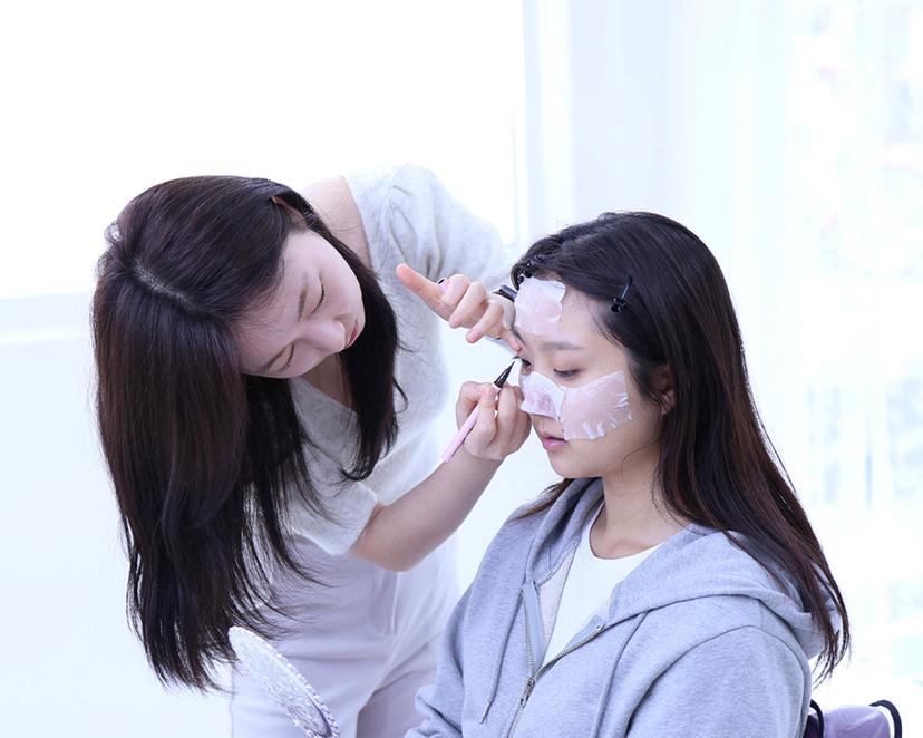 Creatrip: 弘大メイクアップサロン│ROA MAKEUP - ソウル/韓国 (旅行予約)