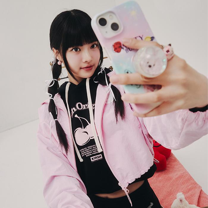 Kirsh 《LE SSERAFIM 恩採同款》DOODLE CHERRY短版風衣 (Creatrip)