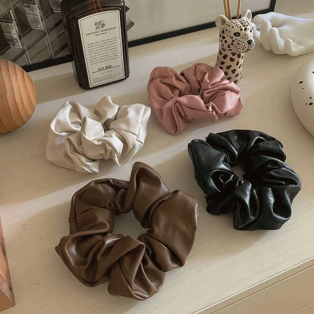 C.select 冬日精靈皮革大腸圈 (Creatrip)