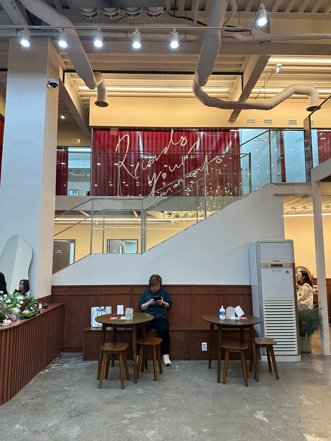 Sihyunhada Photo Studio | Seongsu Flagship Store - Seoul/Korea (Creatrip)