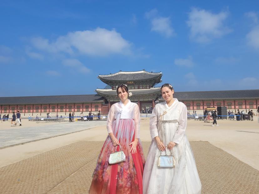 Gyeongbokgung Hanbok Rental: Unique Korean Cultural Dress Experience